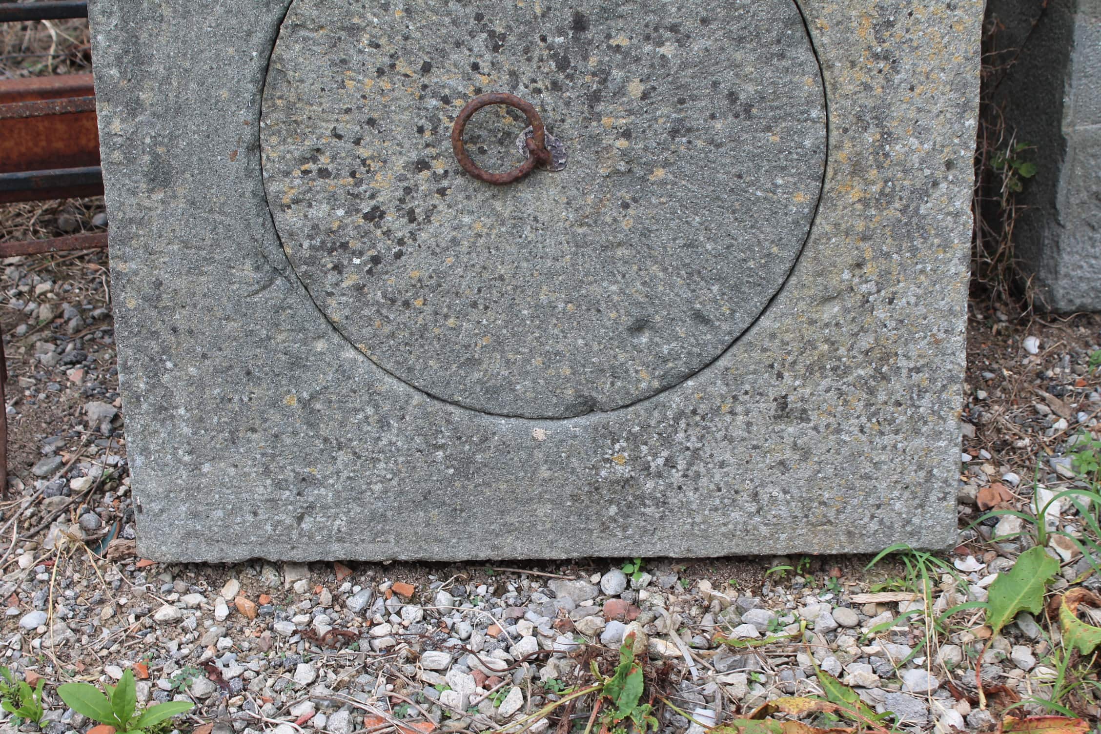 Manhole cover in stone - Brick and Stone | Materiali di recupero antichi